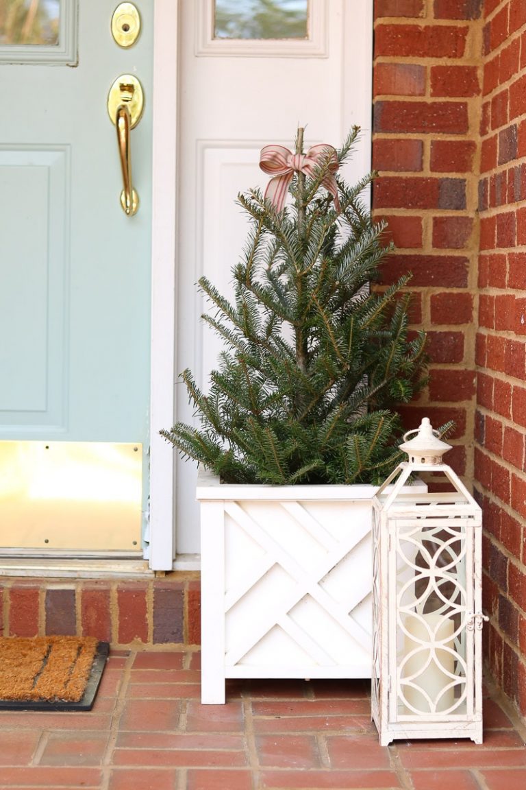 SIMPLE CHRISTMAS HOME TOUR IN A MINIMALIST STYLE