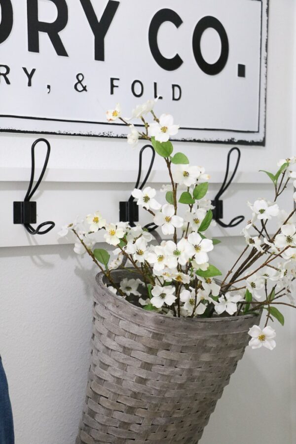 EASY DIY COAT RACK USING RECLAIMED WOOD