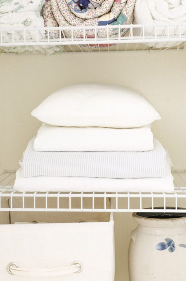 HOW TO FOLD BED SHEETS NEATLY FOR A TIDY LINEN CLOSET