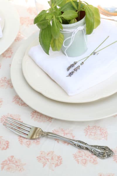 SIMPLE FRENCH COUNTRY TABLE SETTING IDEA FOR THE PERFECT DINNER PARTY ...