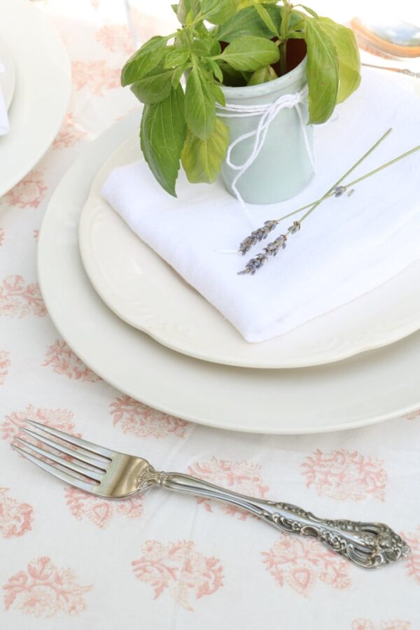 SIMPLE FRENCH COUNTRY TABLE SETTING IDEA FOR THE PERFECT DINNER PARTY ...