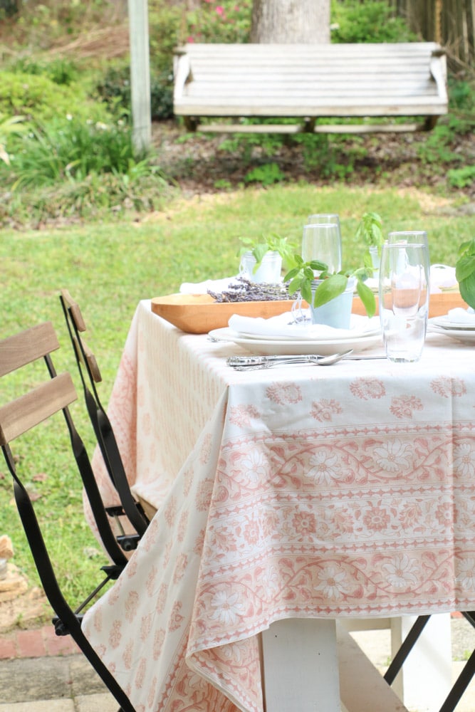 SIMPLE FRENCH COUNTRY TABLE SETTING IDEA FOR THE PERFECT DINNER PARTY SIMPLE FRENCH COUNTRY TABLE SETTING IDEA FOR THE PERFECT DINNER PARTY