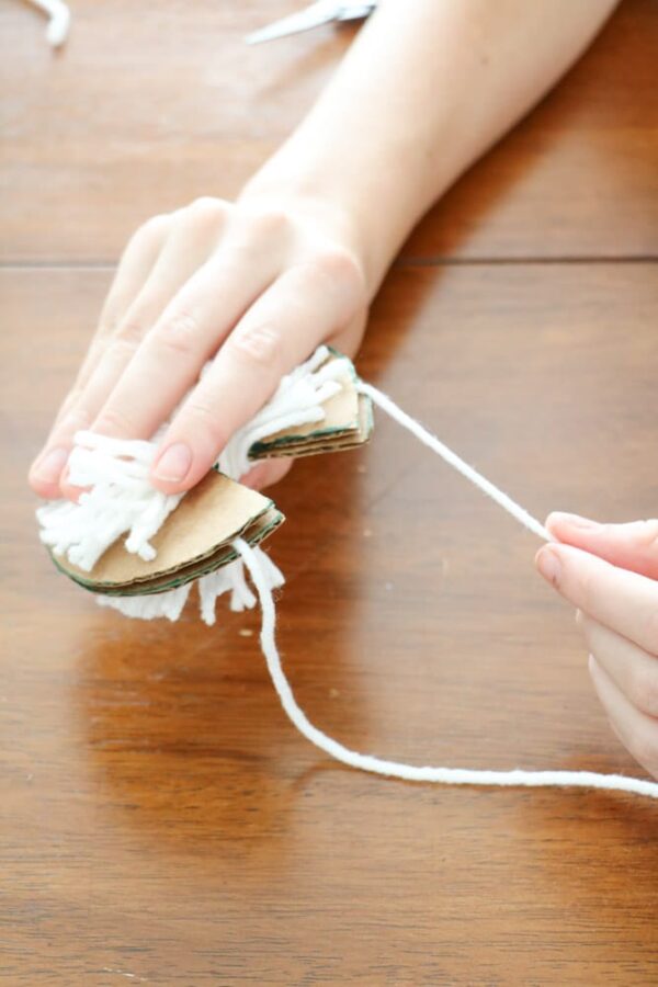 HOW TO MAKE A POM POM GARLAND WITH YARN