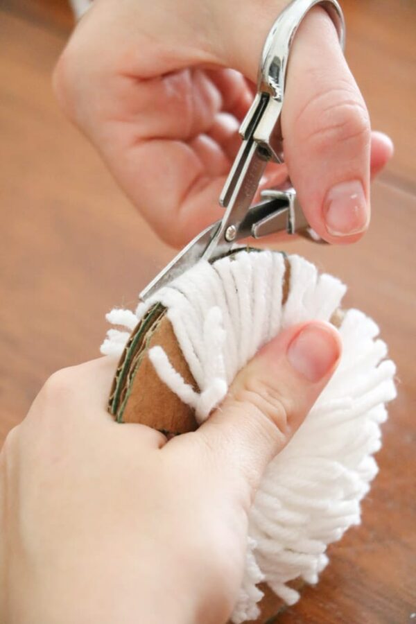 HOW TO MAKE A POM POM GARLAND WITH YARN