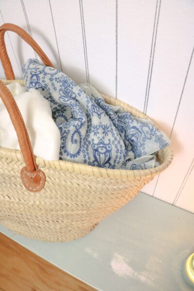 2 Simple Steps on How to Organize Clothes by Color In Closet