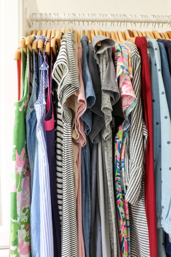 2 Simple Steps on How to Organize Clothes by Color In Closet