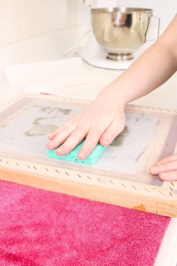 HOW TO MAKE HOMEMADE PAPER FROM RECYCLED PAPER