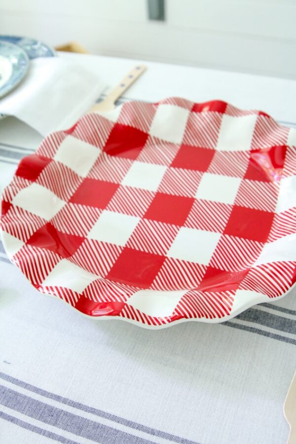 Easy Patriotic Table Setting Idea for a 4th of July Party