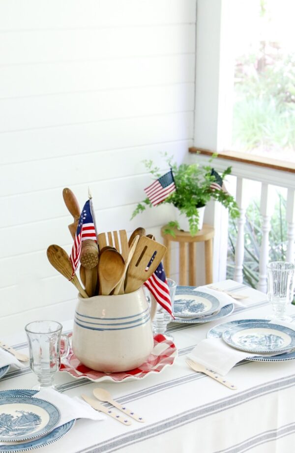 Easy Patriotic Table Setting Idea for a 4th of July Party