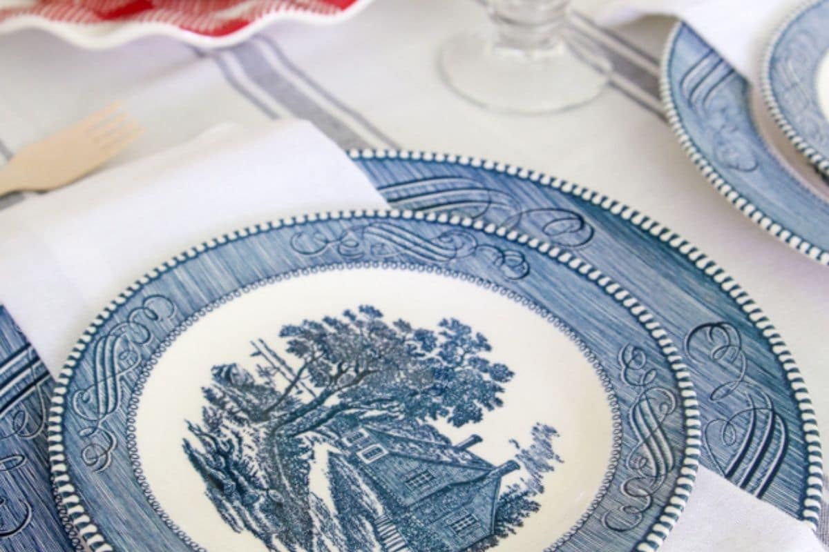 Easy Patriotic Table Setting Idea for a 4th of July Party