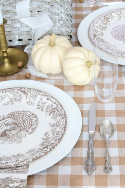 Friendsgiving Table Setting That Will Warm Your Guest's Hearts