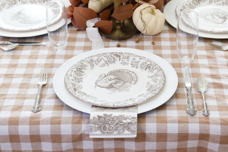 Friendsgiving Table Setting That Will Warm Your Guest's Hearts