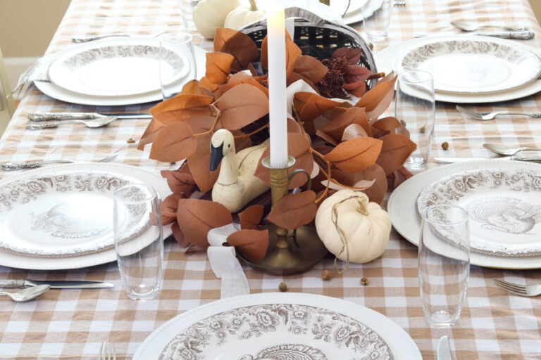 Friendsgiving Table Setting That Will Warm Your Guest's Hearts