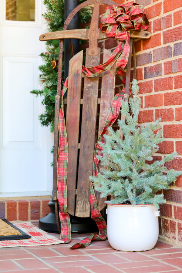 Timeless Charm: Decorating with Vintage Enamelware in Your Home