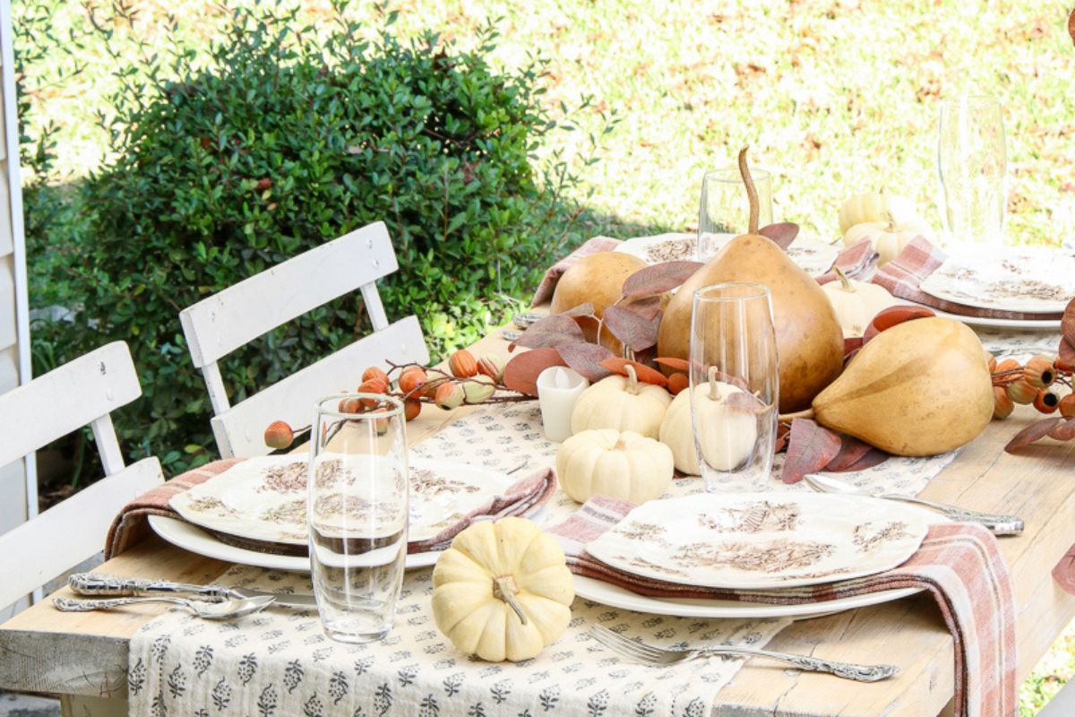 Thanksgiving Outdoor Decorations for a Small Patio Table Setting