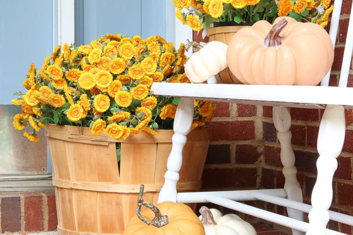 Charming Front Porch Pumpkin Decor Ideas to Welcome Fall