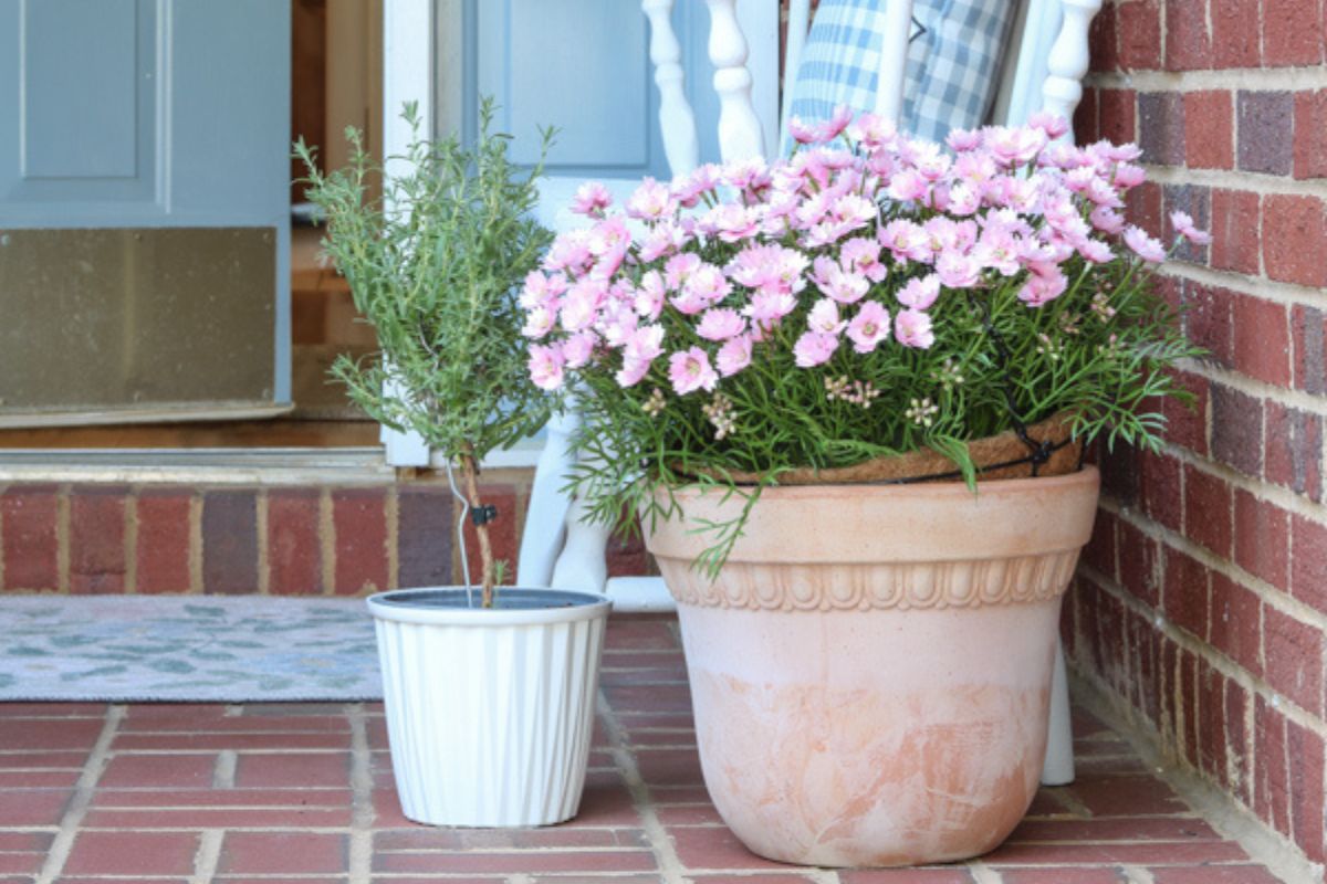 Best Faux Flowers and Artificial Plants for Outdoor Planters (That Look ...
